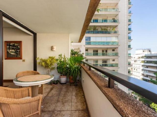 Imperdível apartamento para venda em Higienópolis com 3 quartos, sendo 2 suítes, 232m²