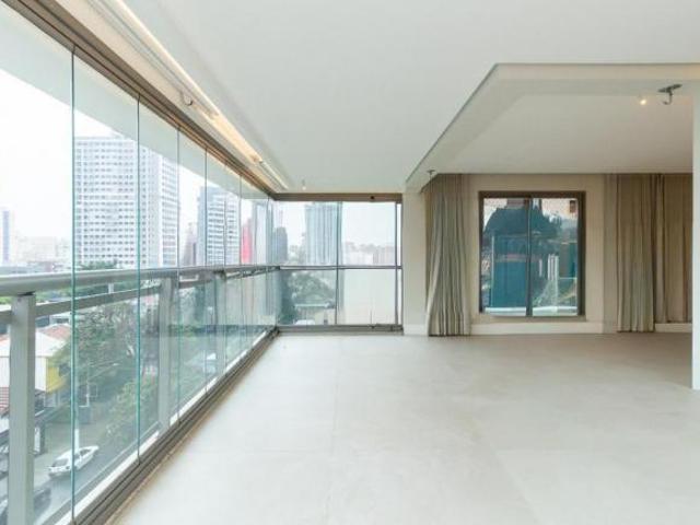 Confortável apartamento para venda em Perdizes com 4 quartos, sendo 3 suítes, 180m²