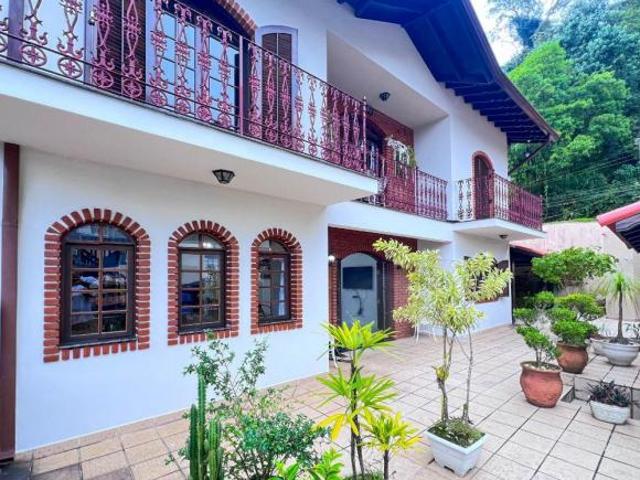 Confortável casa de vila para venda em Centro com 3 quartos, sendo 1 suíte, 270m²