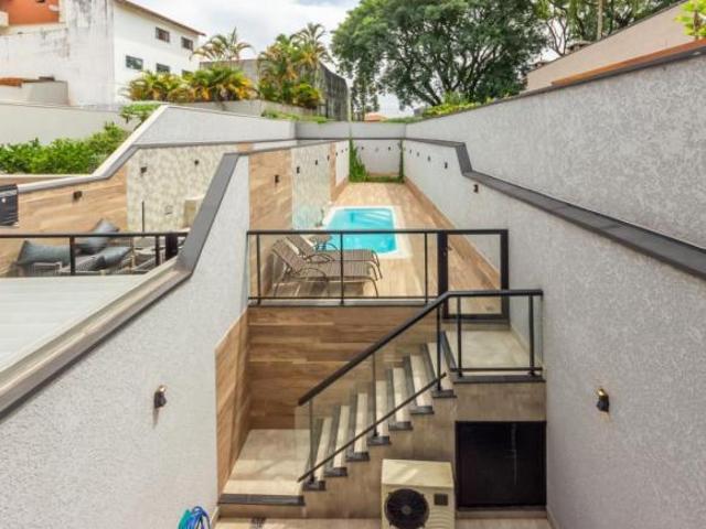 Elegante casa em condomínio para venda com 4 quartos, sendo 2 suítes, 300m²
