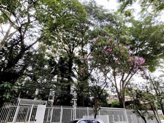 Confortável cobertura para venda em Campo Belo com 3 quartos, sendo 3 suítes, 585m²