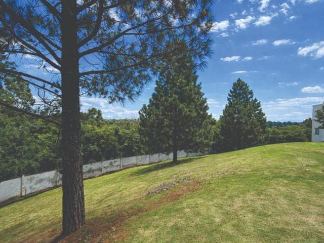 Imperdível lote em condomínio para venda em Granja Viana, 777m²