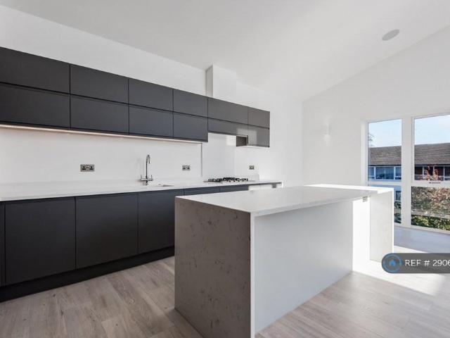 Sensier House, Sutton, SM2 2 bed flat to rent £2,595 pcm £599 pw