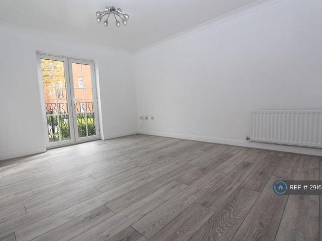 Seaton Square, London, NW7 2 bed flat to rent £1,795 pcm £414 pw
