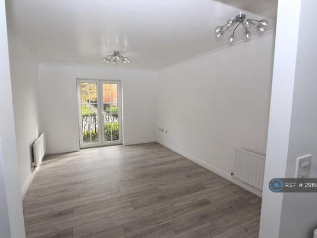 Seaton Square, London, NW7 2 bed flat to rent £1,850 pcm £427 pw