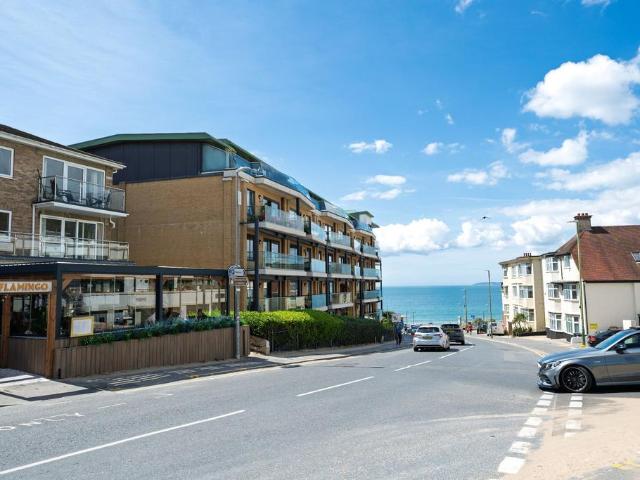 Sea Road, Boscombe, Bournemouth 3 bed flat to rent £1,700 pcm £392 pw