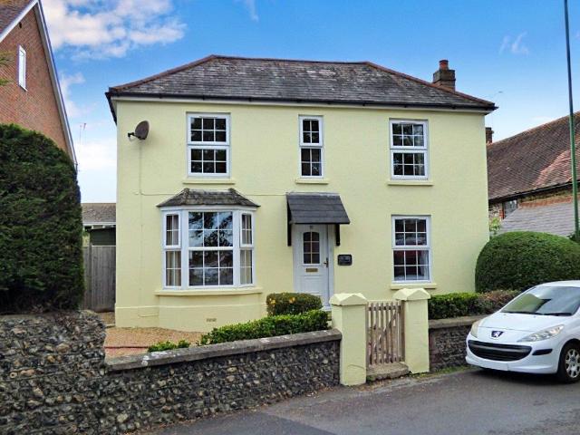 Sea Road, East Preston Littlehampton. 2 bed detached house to rent £1,575 pcm £363 pw