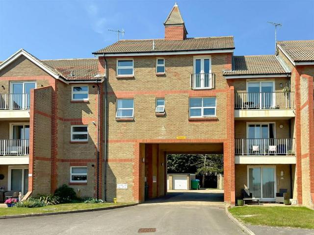 Sea Road, Rustington Littlehampton BN16 2 bed apartment to rent £1,295 pcm £299 pw