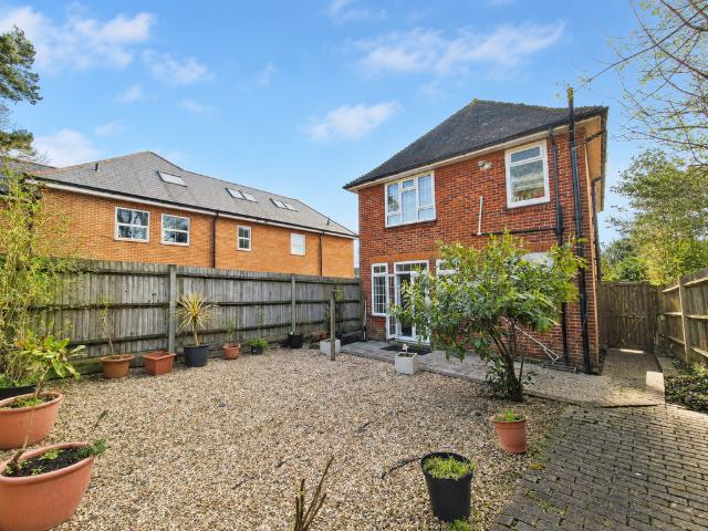 Seagarth Lane, Shirley 1 bed flat to rent £1,050 pcm £242 pw