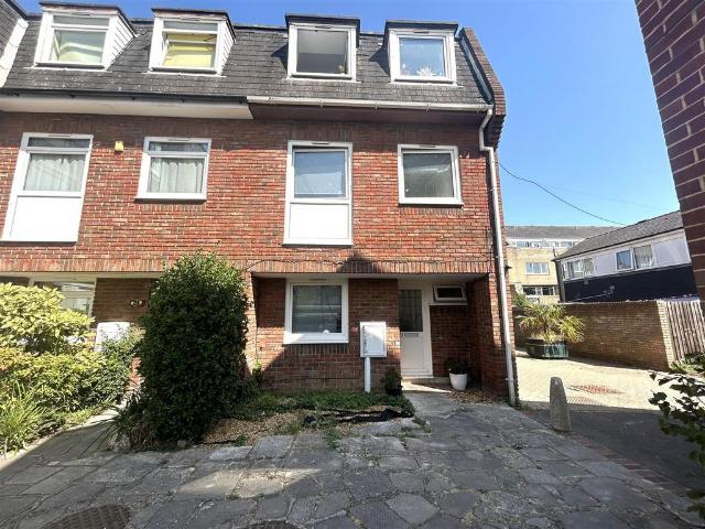 Seahorse Walk, Gosport PO12 4 bed end of terrace house to rent £1,395 pcm £322 pw