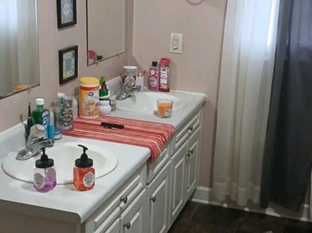 Searching for a roommate. Quiet cul de sac house