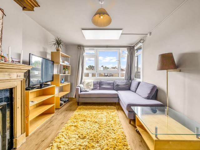 Searles Close, Battersea SW11, 3 bed flat to rent, £2,750 pcm | PrimeLocation