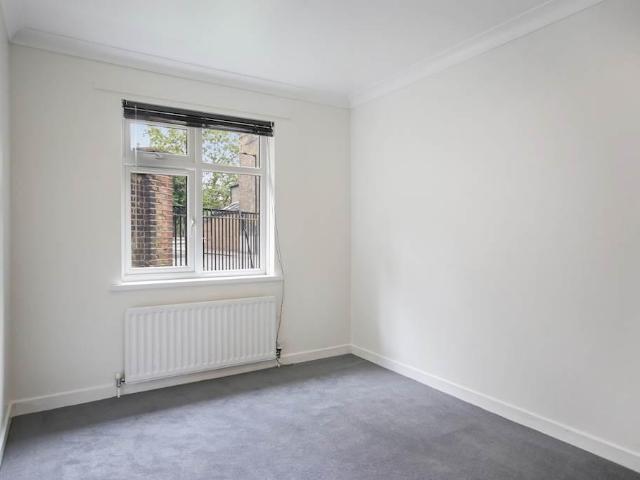 Searles Road, London SE1 2 bed ground floor flat to rent £2,396 pcm £553 pw
