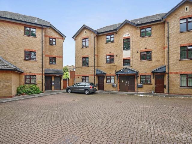 Searles Road, London SE1 2 bed ground floor flat to rent £2,396 pcm £553 pw