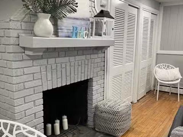 Seascape: a cozy cottage on Cosey Beach with water views, pet.