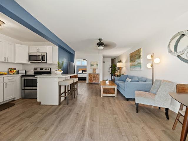 Seaside apartment with pool