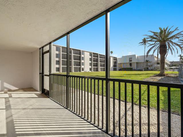 Seaside apartment with pool