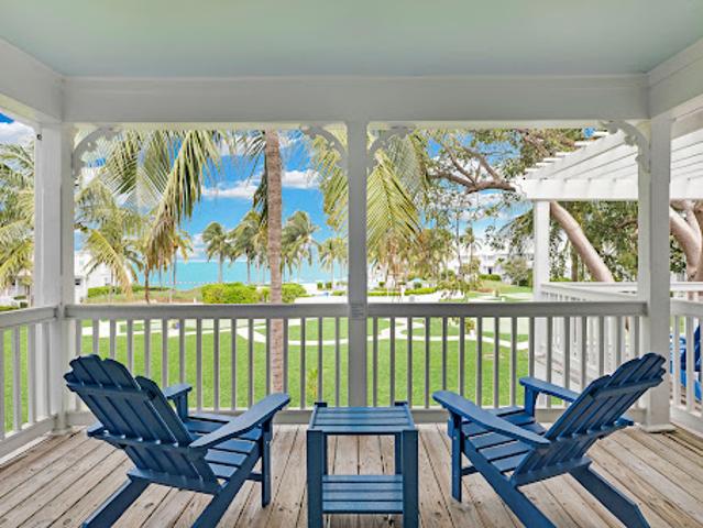 Seaside apartment with pool