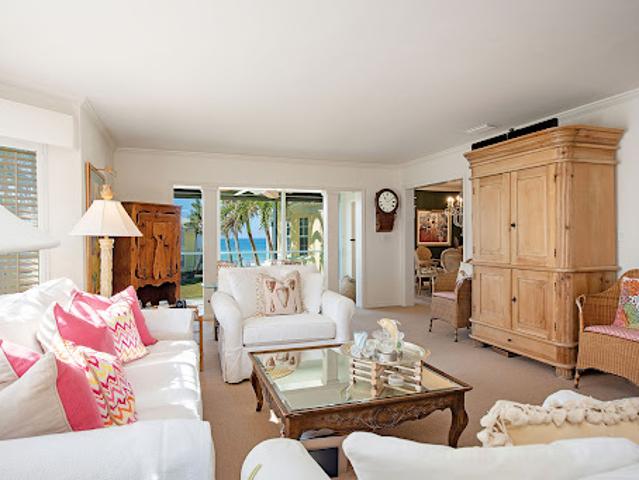 Seaside apartment with pool