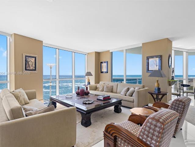 Seaside apartment with pool