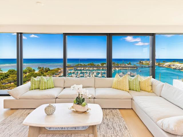 Seaside apartment with pool
