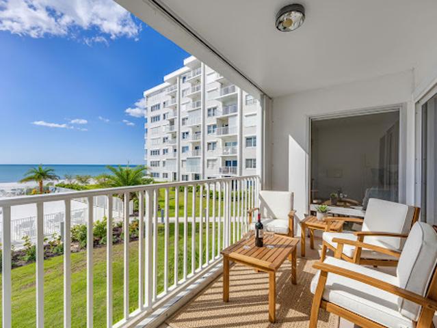 Seaside apartment with pool