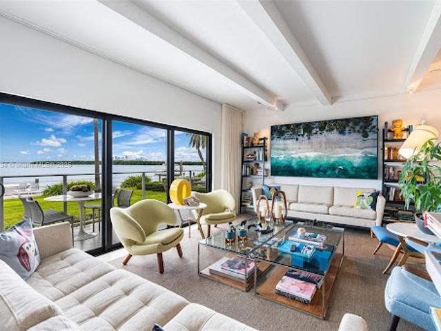 Seaside apartment with pool