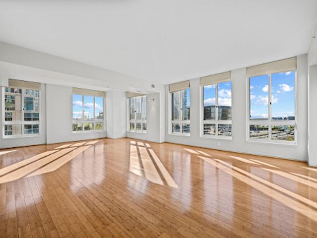 Seaside apartment with pool