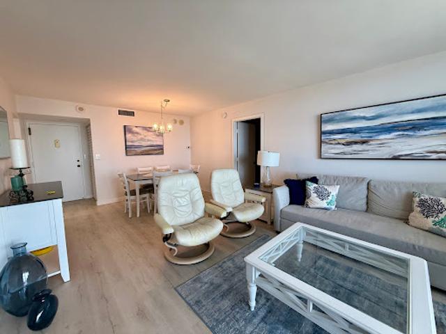 Seaside apartment with pool