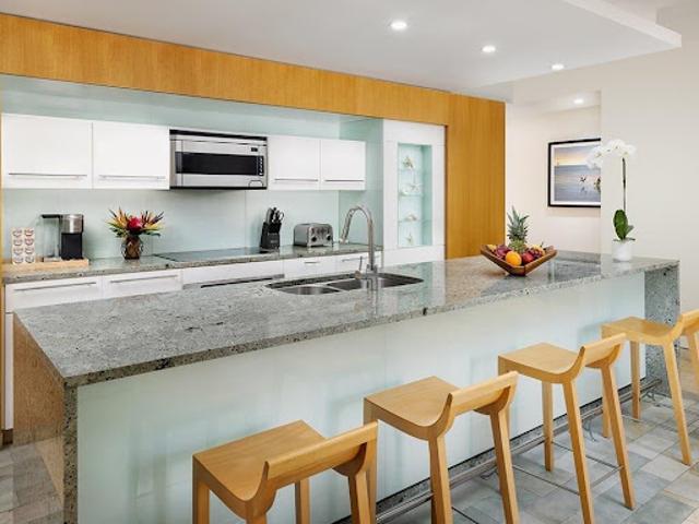 Seaside apartment with pool