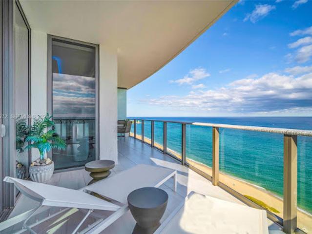 Seaside apartment with pool
