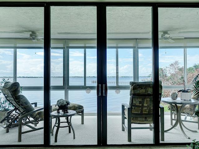 Seaside apartment with pool