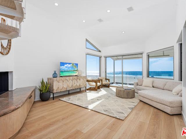 Seaside apartment with terrace
