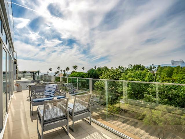 Seaside contemporary house with terrace