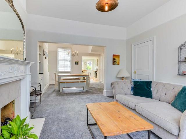 Seaside Family Retreat 2 bed maisonette to rent £3,900 pcm £900 pw