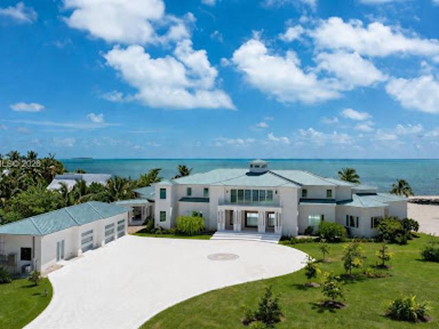 Seaside house with pool