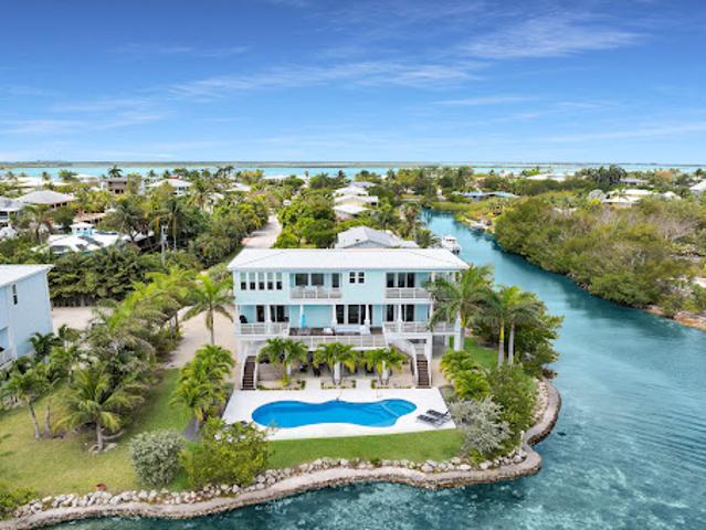 Seaside house with pool