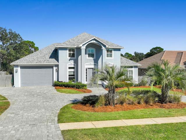 Seaside house with pool and garden