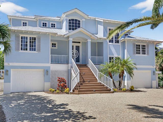 Seaside house with pool and garden
