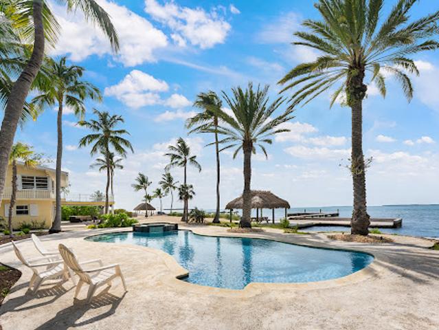 Seaside house with pool and garden
