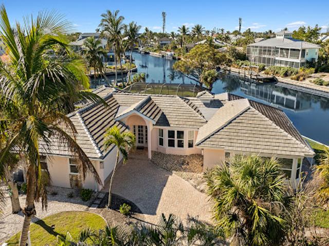 Seaside house with pool and garden