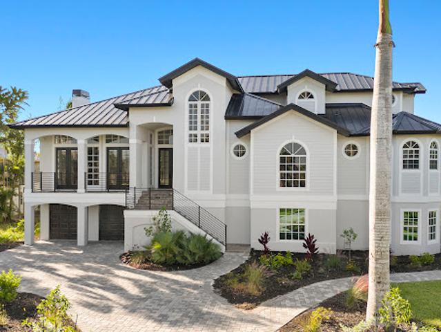 Seaside house with pool and garden