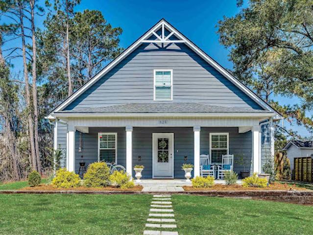 Seaside house with pool and garden