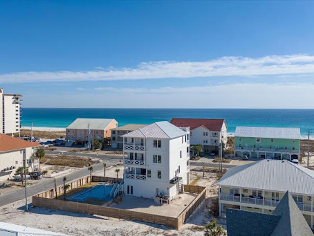 Seaside house with pool and garden