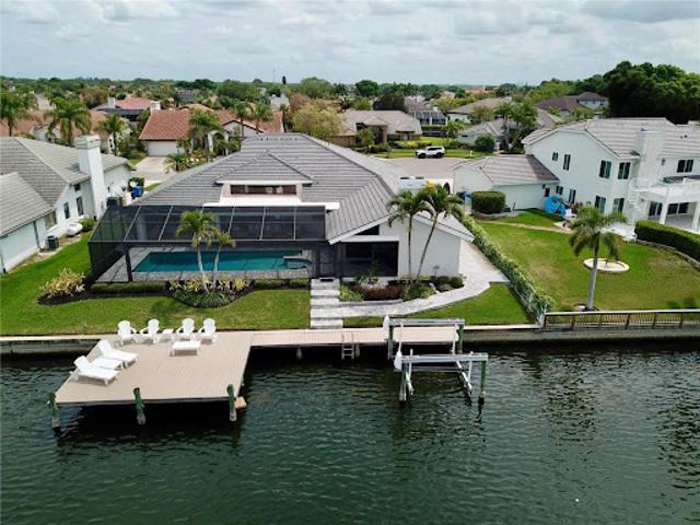 Seaside house with pool and garden