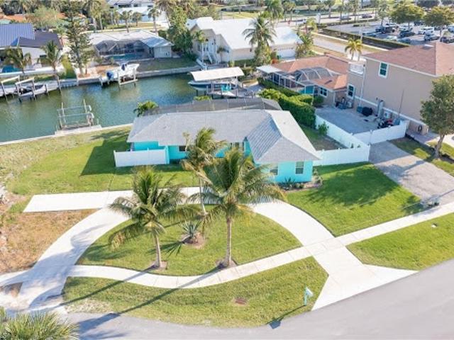 Seaside house with pool and garden