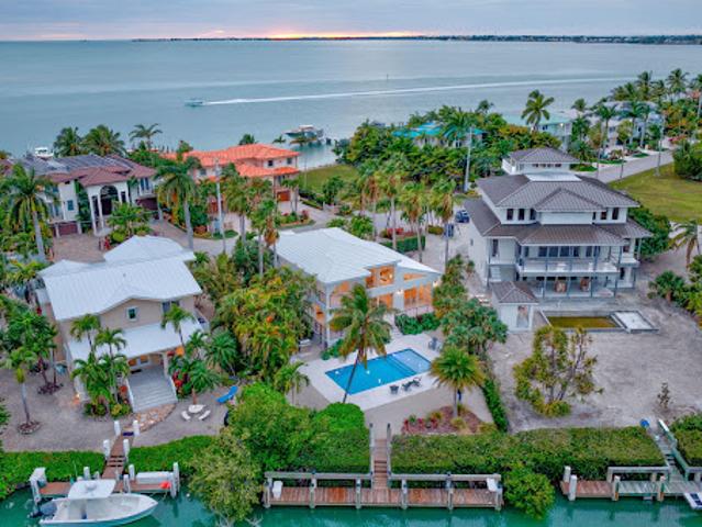 Seaside house with pool and garden