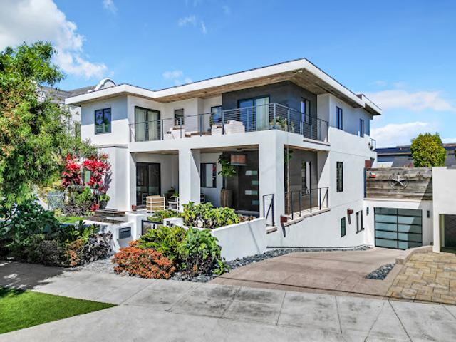 Seaside house with pool and garden
