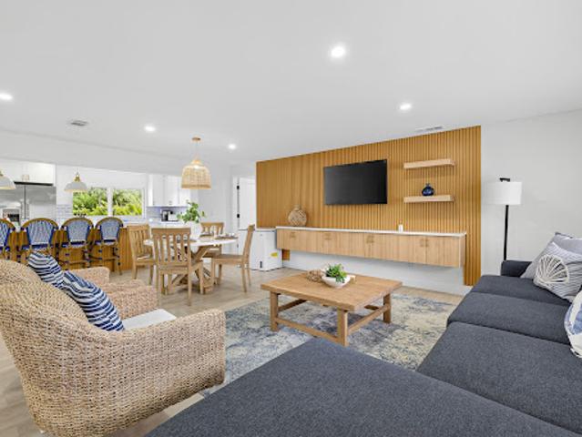 Seaside house with pool and garden