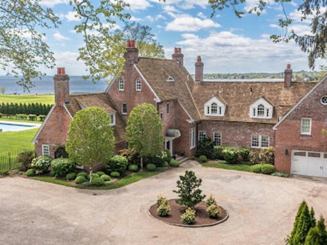 Seaside house with pool and garden